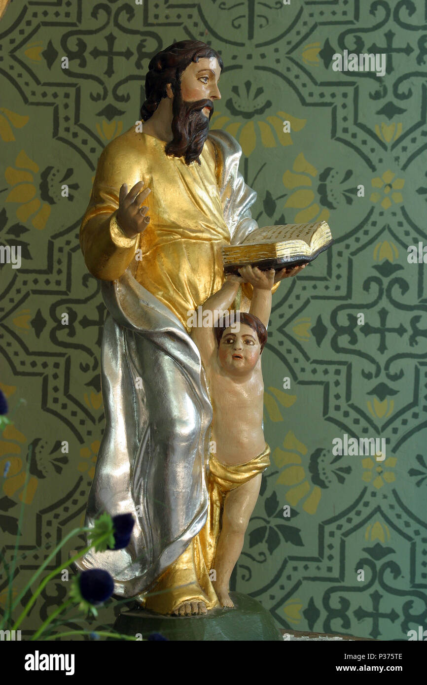 Der hl. Matthäus der Evangelist, Statue auf das Heilige Herz Jesu Altar in der Pfarrkirche des ...