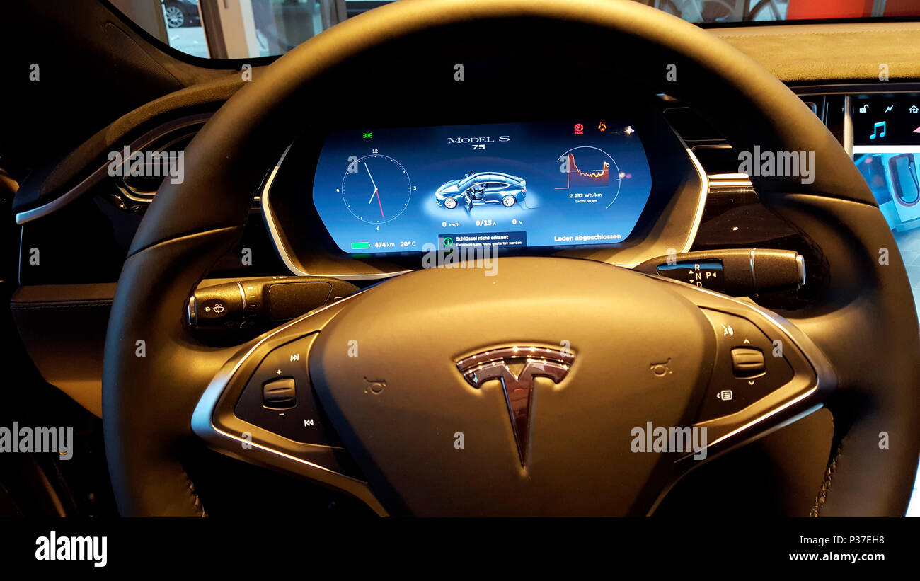Tesla cockpit -Fotos und -Bildmaterial in hoher Auflösung – Alamy
