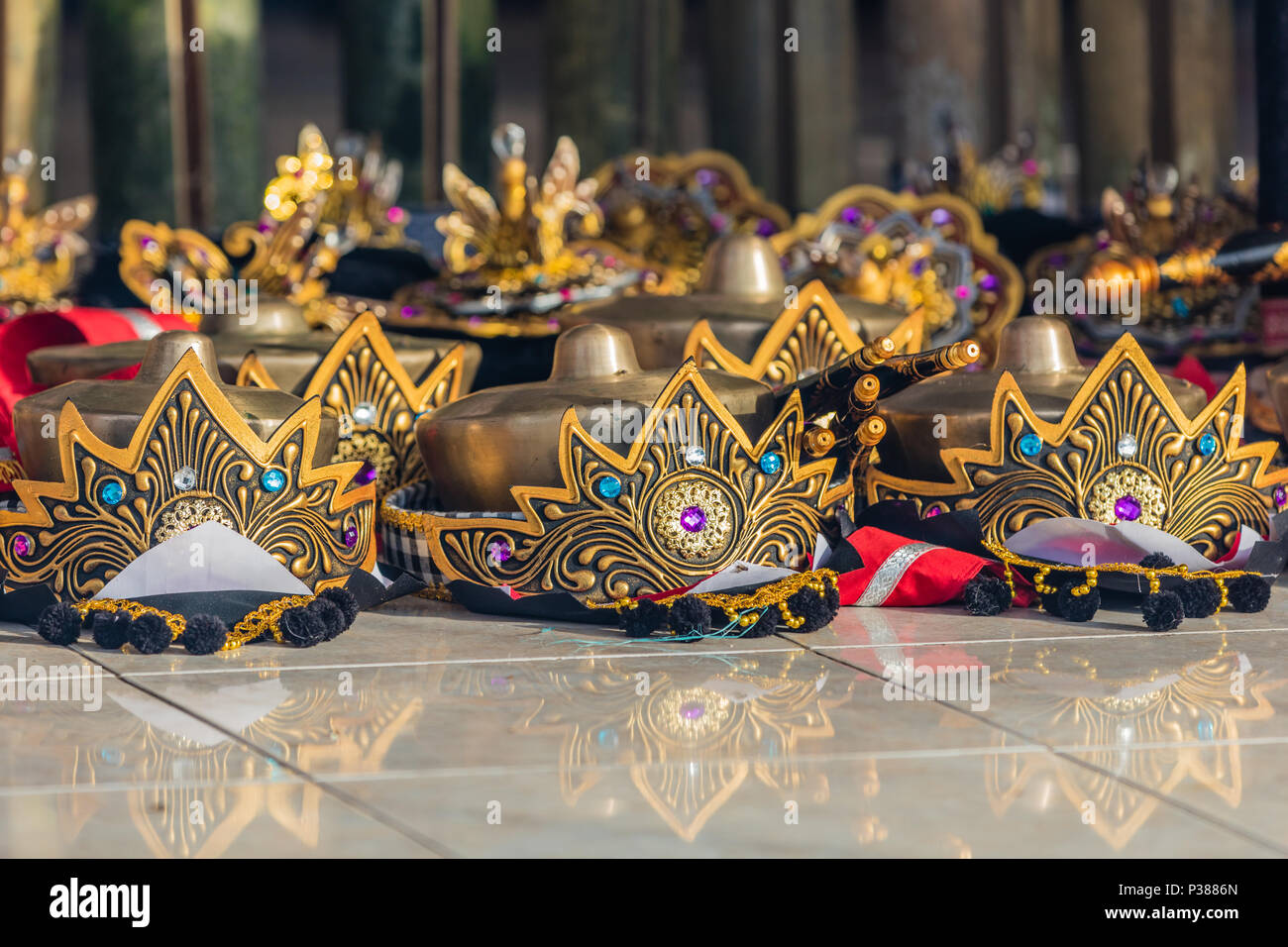 Traditioneller kopfschmuck indonesiens -Fotos und -Bildmaterial in ...