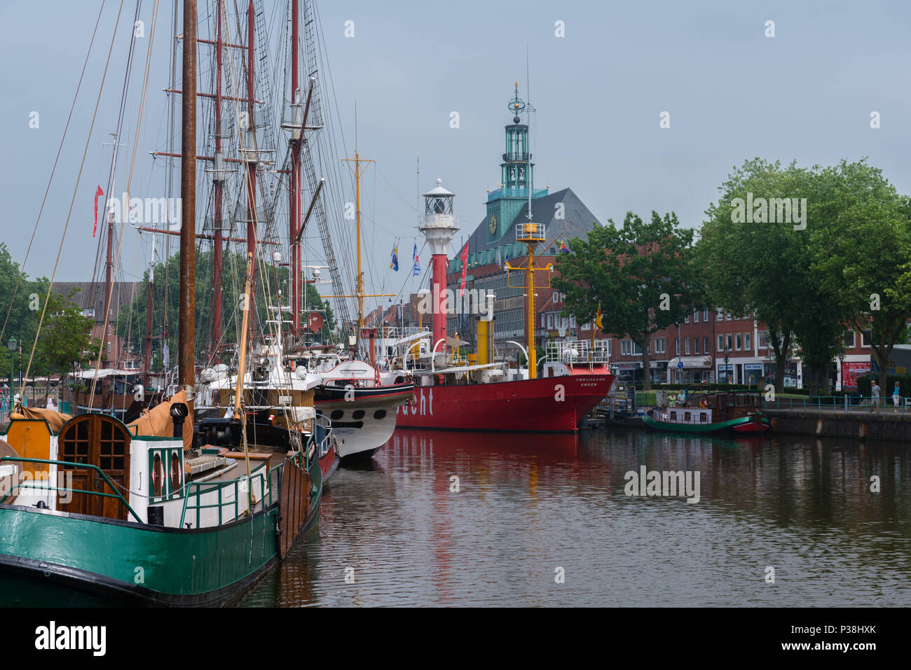 Vintage Schiffe und das Feuerschiff "Deutsche Bucht" im Hafen, Rathaus ...