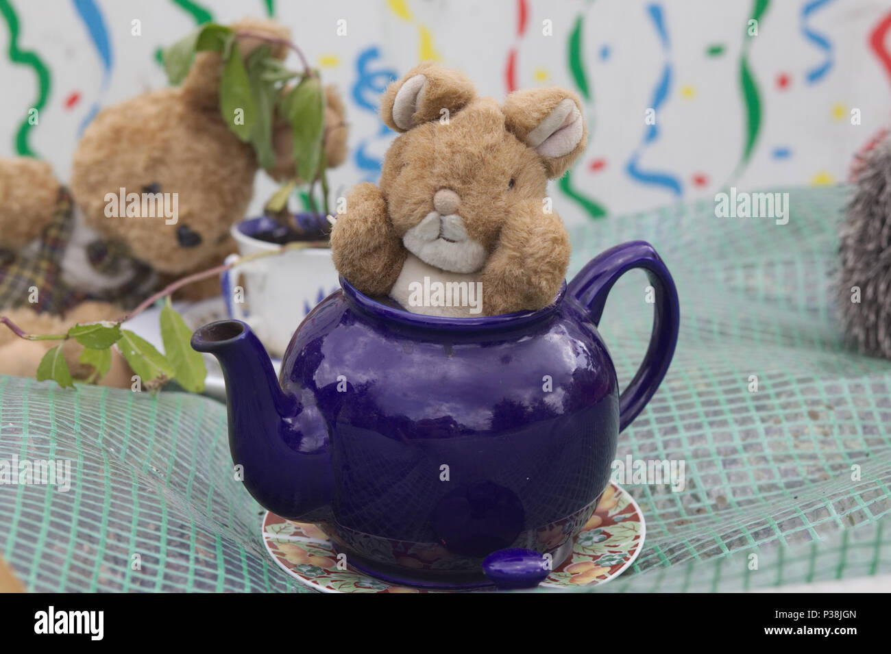 Alice mit hatta -Fotos und -Bildmaterial in hoher Auflösung – Alamy