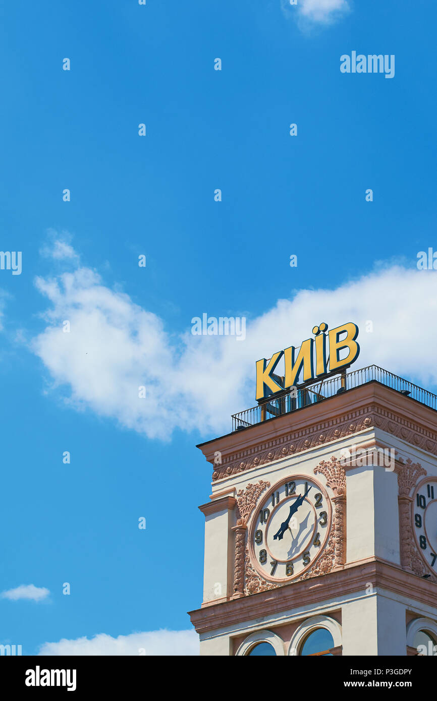 Clock Tower mit Word Kiew in der Ukraine zu den wichtigsten railwat ...