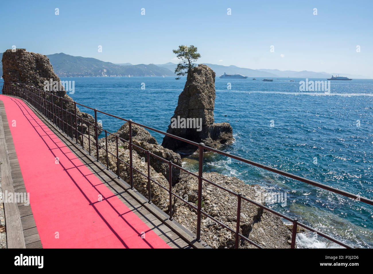Roter Teppich auf dem Meer entlang der Küste von Portofino in Genua in ...