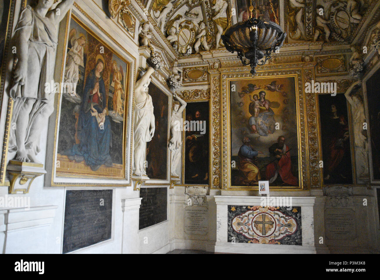 Madonna in herrlichkeit mit den heiligen peter und paul -Fotos und -Bildmaterial in hoher ...