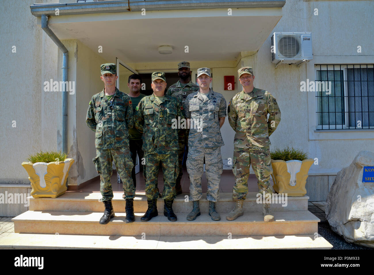 Von links, albanischen Armee 2. Lt Arsen Shehi, Maj. Arben Mollaj (Ret ...