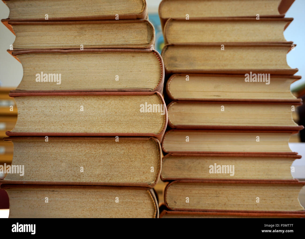 Jahrgang alte Bücher nach oben gestapelt. Retro-Bibliothek und ...