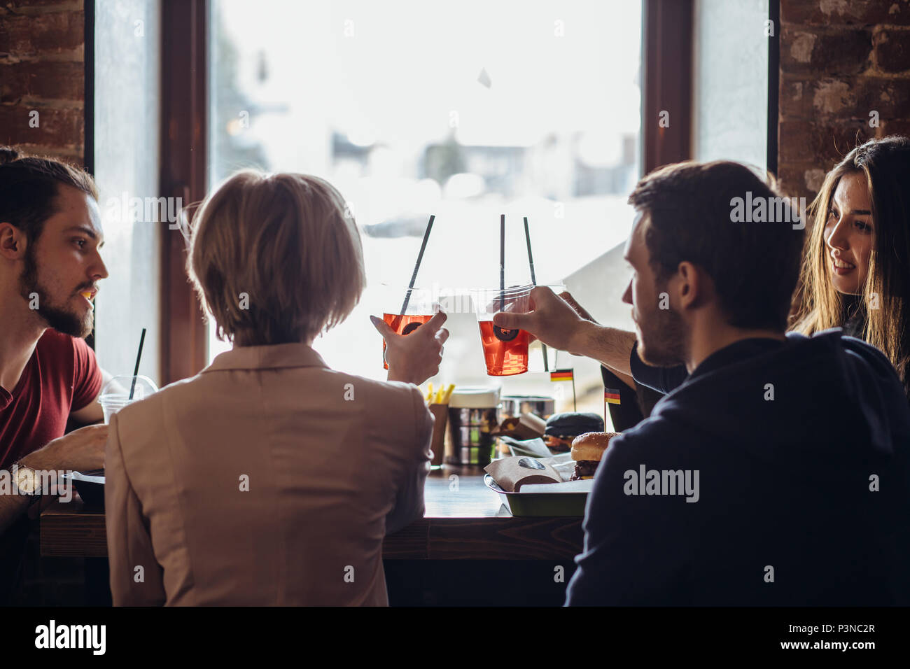 Jugendliche Sitzen Am Kaffeetisch Stockfotos und -bilder Kaufen - Alamy