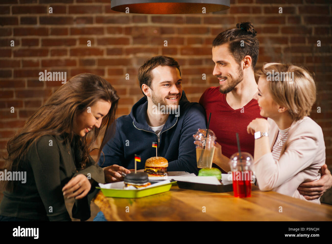 Freundinnen Freundschaft Stockfotos und -bilder Kaufen - Alamy