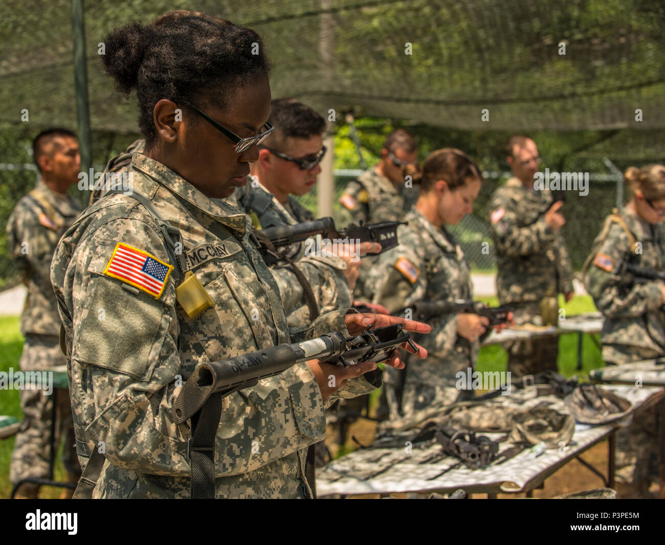 Kadetten im Cadet Initial Entry Training in Fort Knox, Kentucky, üben ...