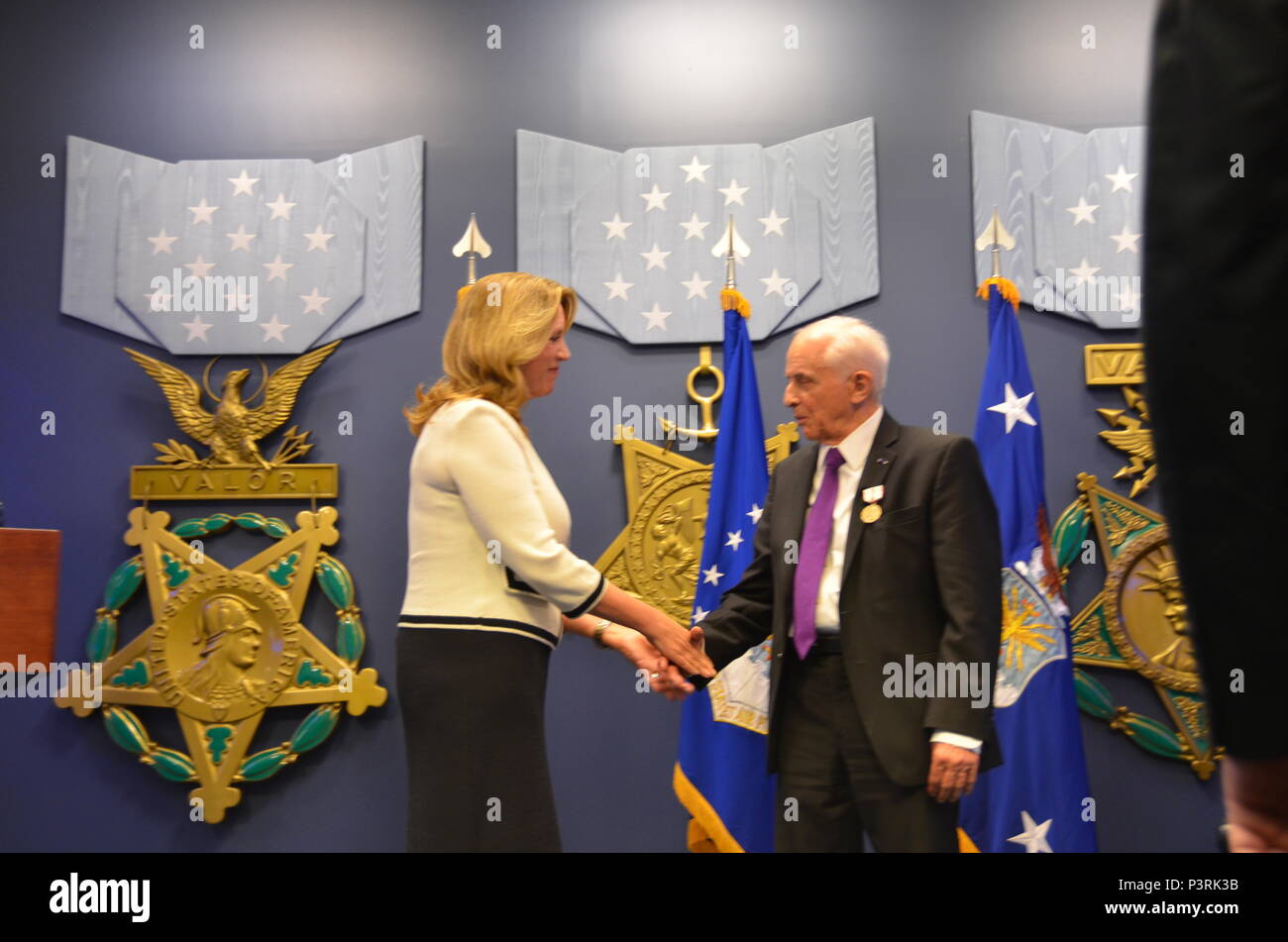 Deborah Lee James, Sekretär der Air Force, ehrt Anthony Duno für seine ...