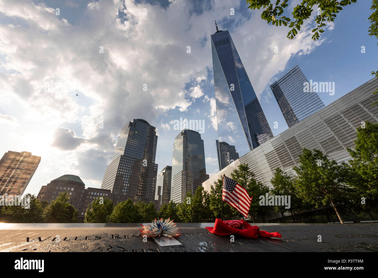 Amerikanische flagge beim bombenangriff auf das world trade center -Fotos und -Bildmaterial in ...
