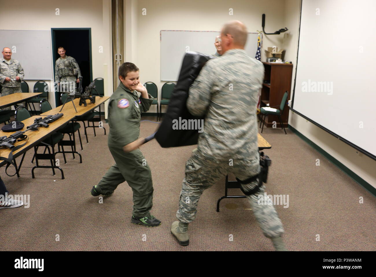 Staff Sgt. Beau Weidinger, zeigt Security Forces Squadron Gang für ...