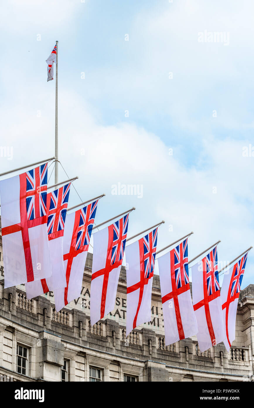 Die britische und die englische Flaggen, Union Jack und St George, das ...