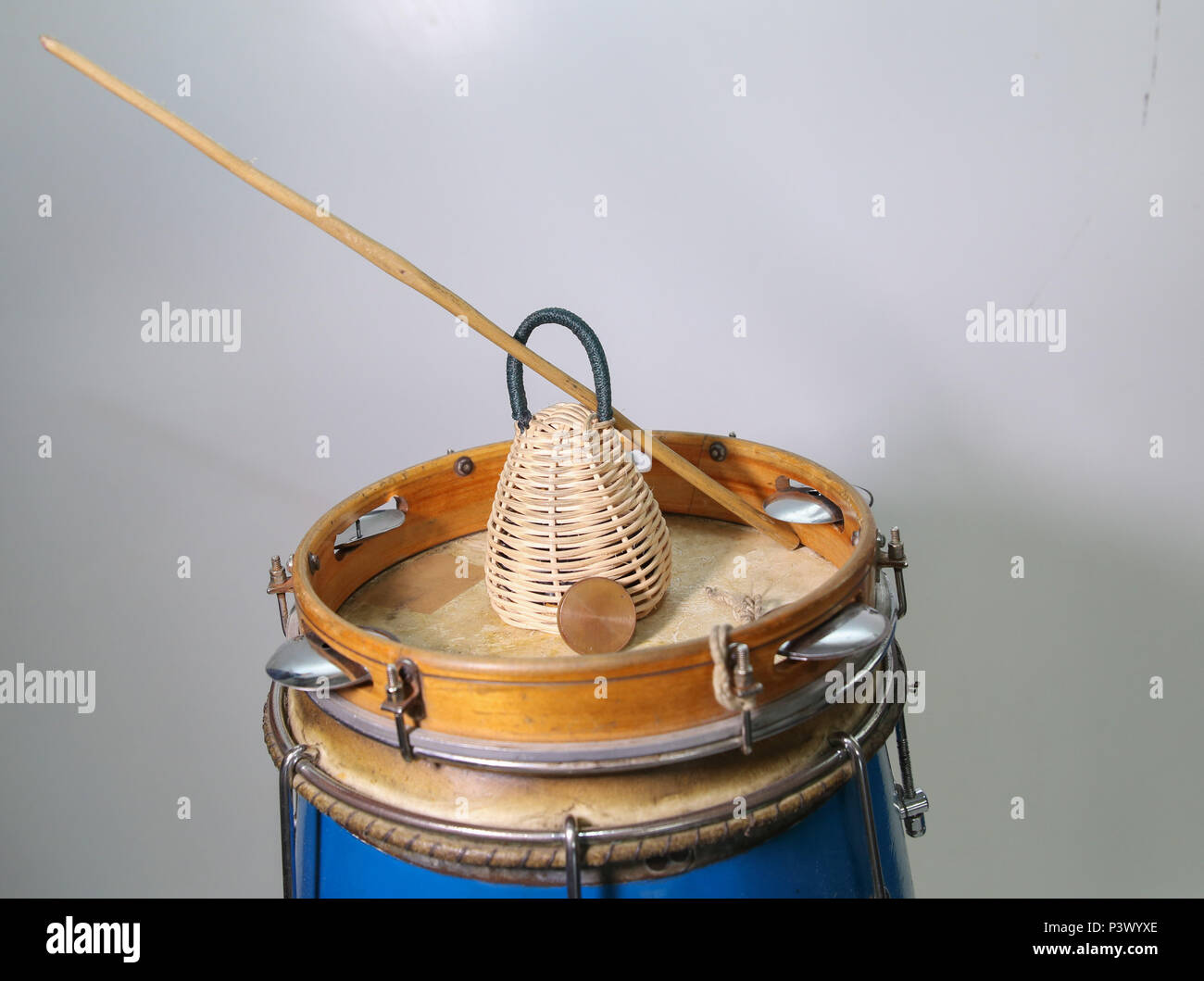 Na Foto, Caxixi, baqueta, dobrão, pandeiro e atabaque. Instrumentos ...