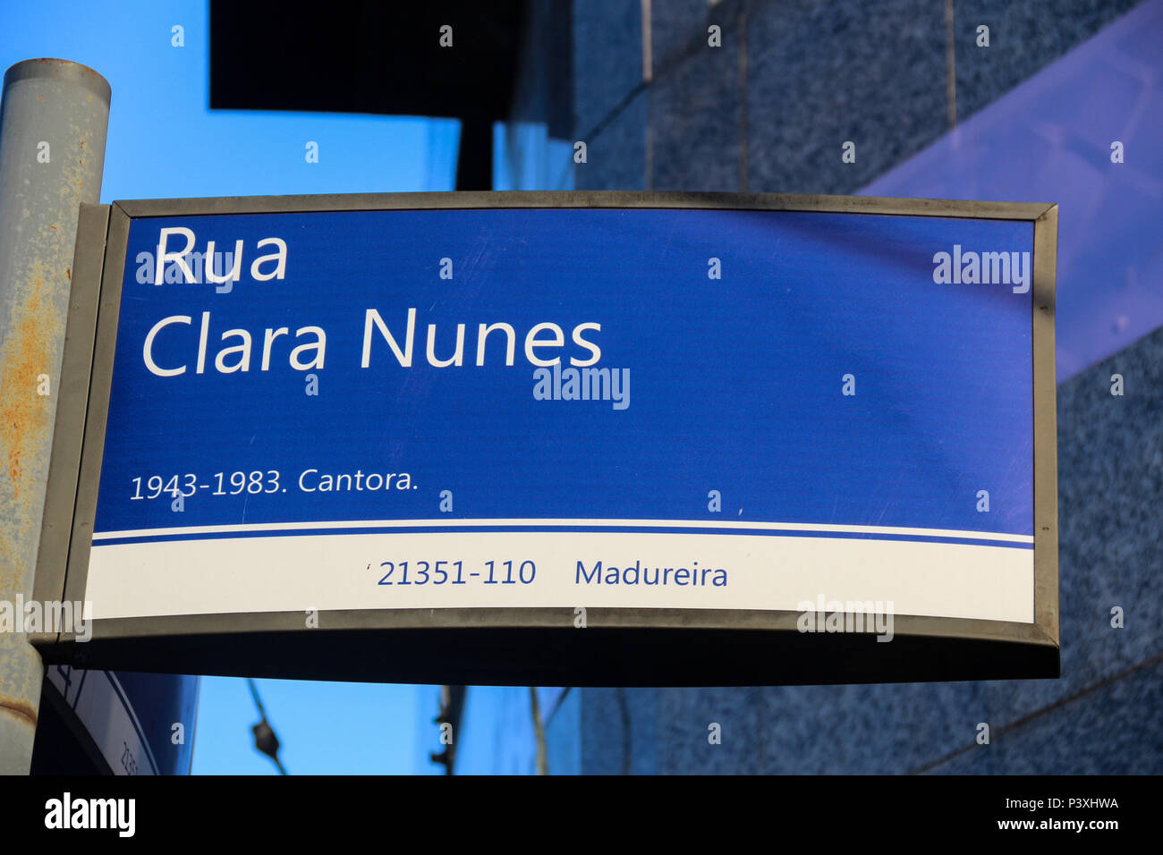 Placa De rua com homenagem à personalidade, contendo Pequena biografia ...