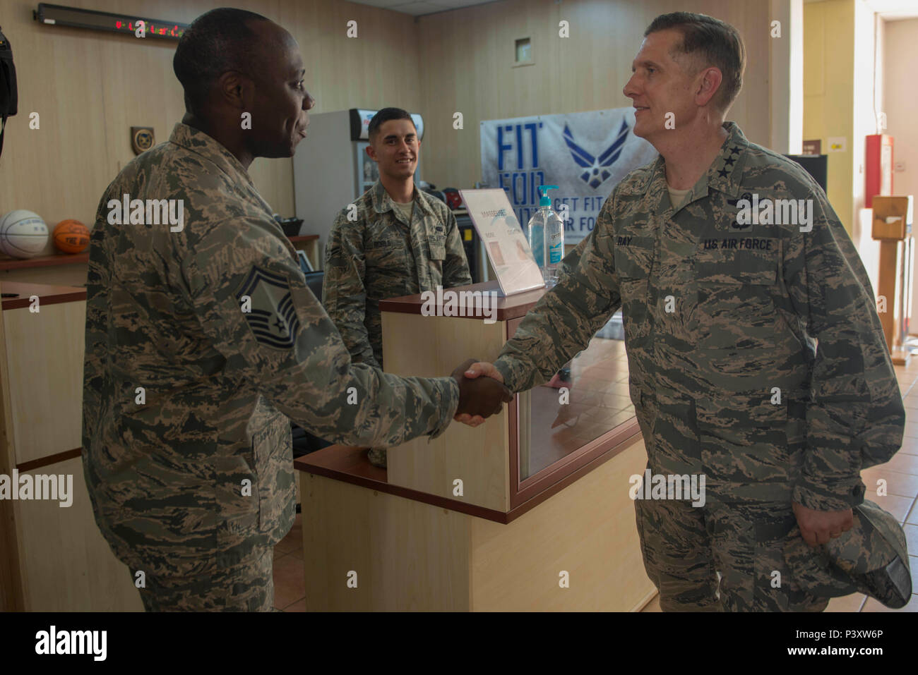 Us Air Force Generalleutnant Timothy Ray, 3 Air Force Commander, grüßt ...