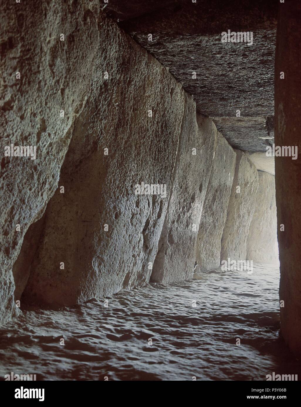 VISTA DEL INTERIOR DEL DOLMEN DE LA CUEVA DE MENGA - las mejores DE LOS ...