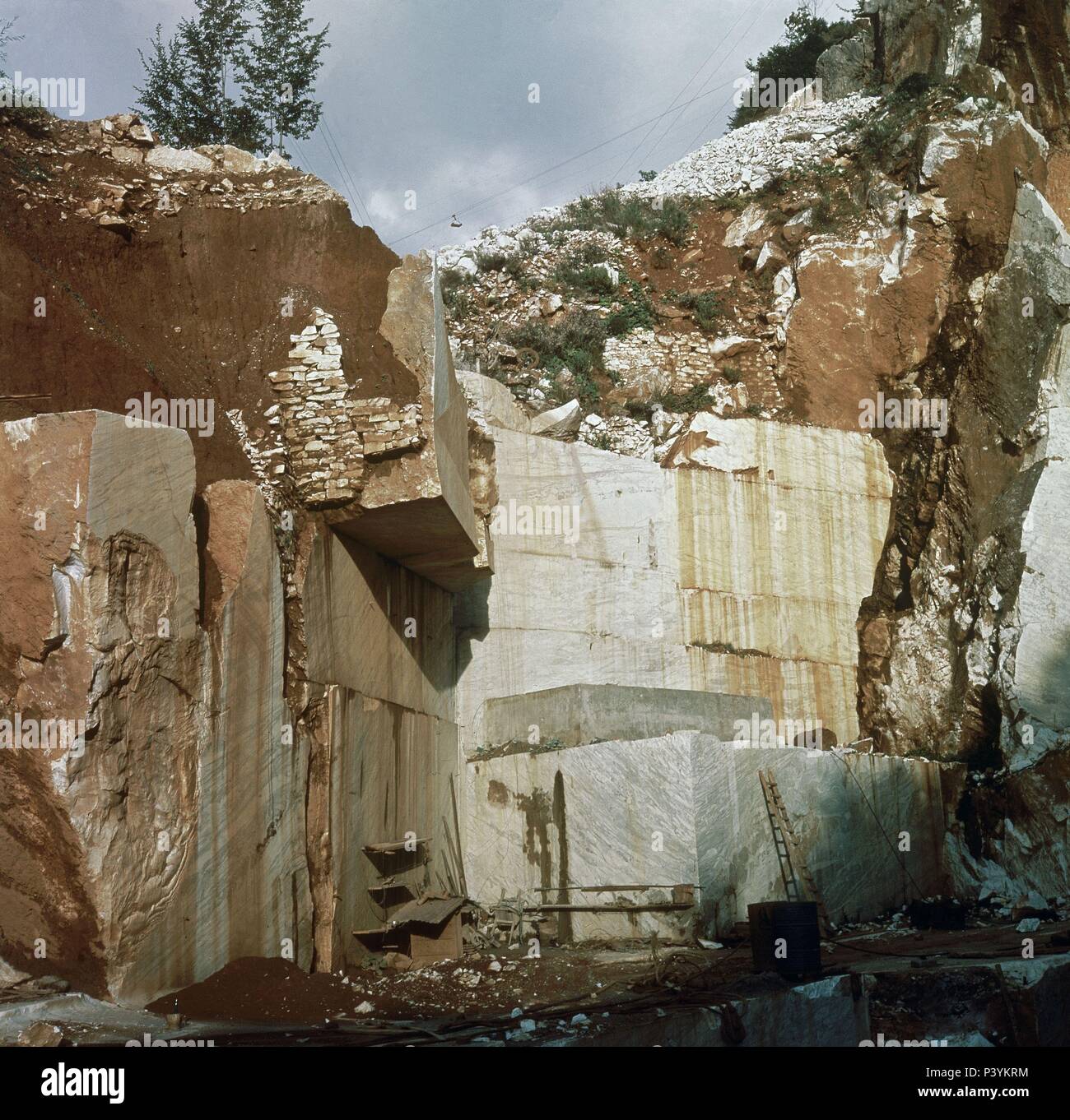 CORTE DE UNA CANTERA DE MARMOL DE CARRARA. Lage: CANTERA MARMOL, ITALIA ...