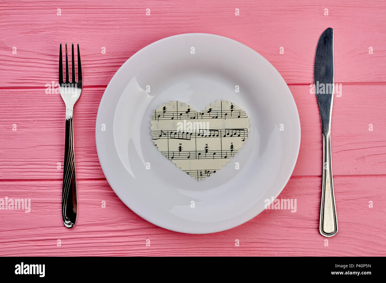 Tabelle Einstellung mit Besteck und Herz aus Papier. Herz aus Papier ...