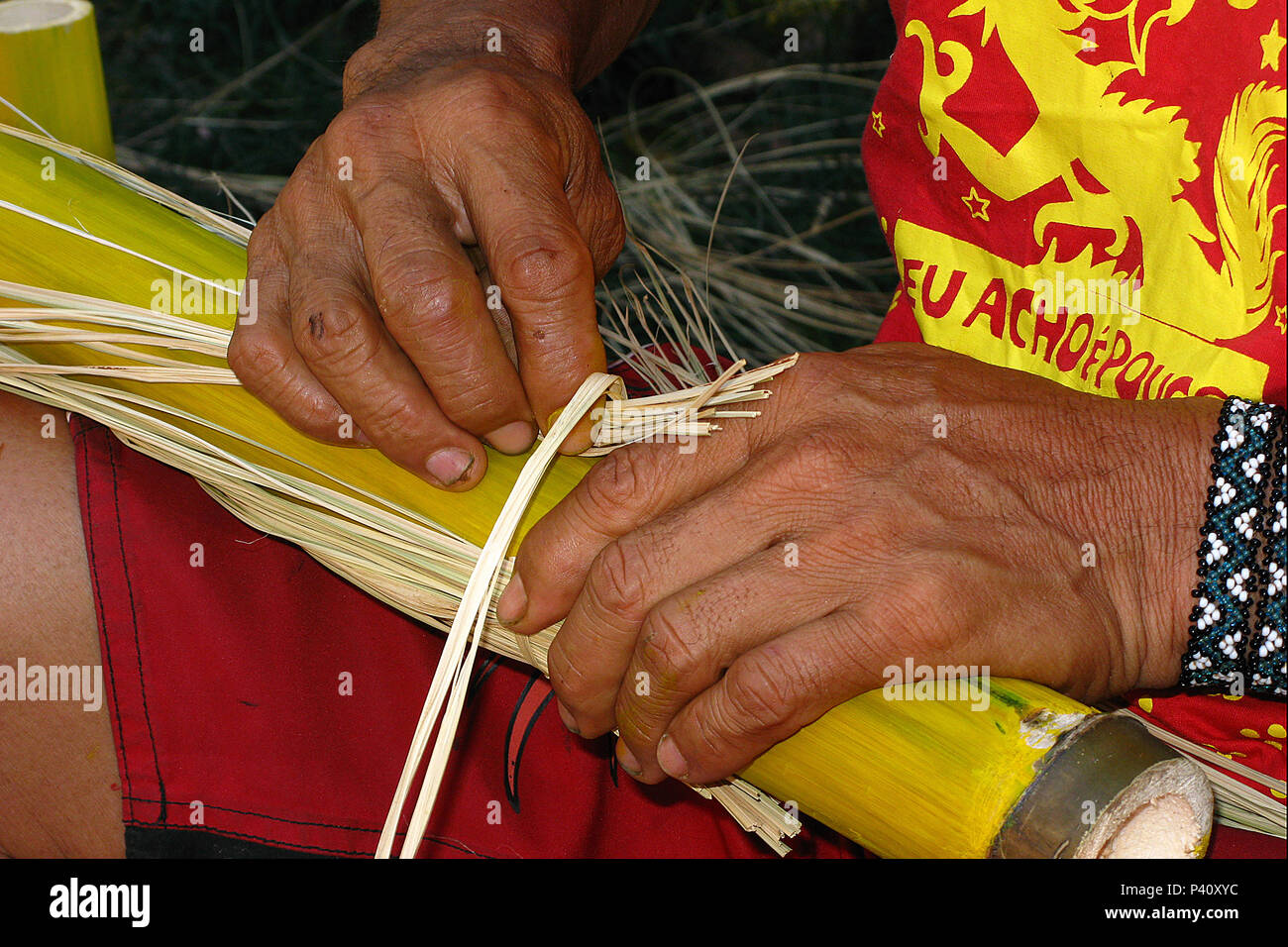Indio kuikuro fazendo artesanato -Fotos und -Bildmaterial in hoher ...