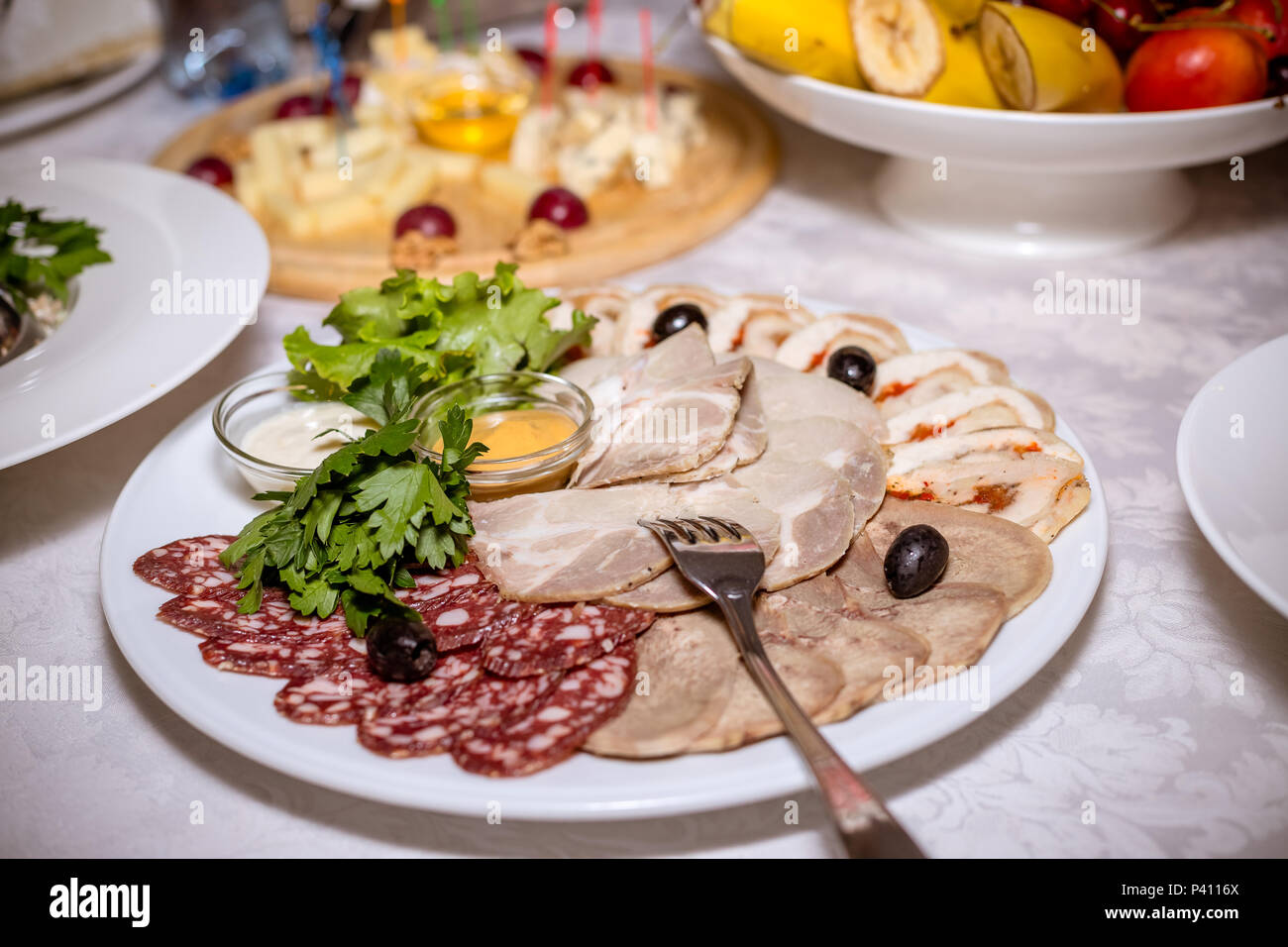 Essen Teller mit leckeren Salami, Schinken, Wurst, Salat und Gemüse ...