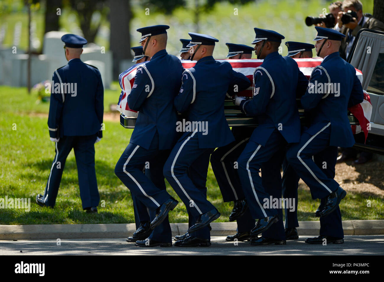 Us Air Force Ehrengarde pall Träger tragen 2. Lt G. Malvin Whitfield ...