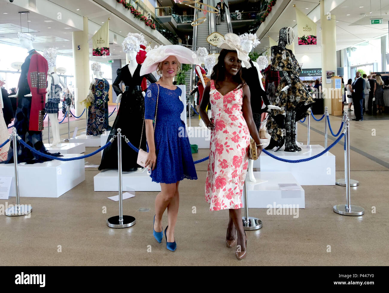 Weibliche racegoers posieren für die Fotografen bei Tag zwei des Royal ...