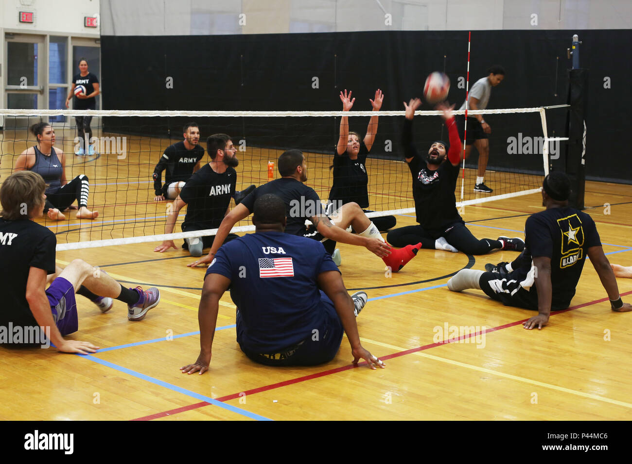 Team Armee Teilnehmer teilnehmen, an einem Volleyball-Training bei ...