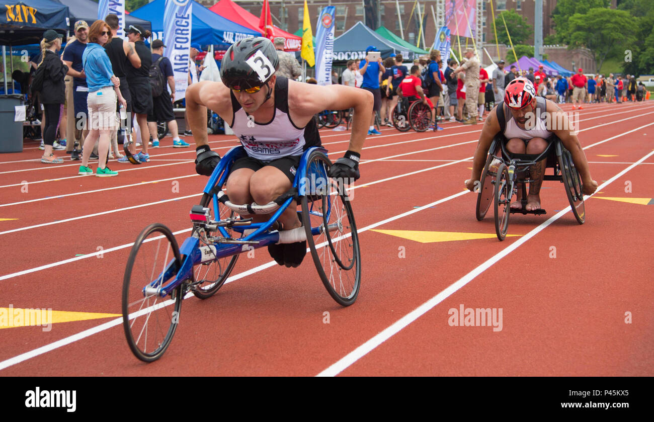 Team Armee Athleten nehmen in einer racing Rollstuhl Ereignis während ...