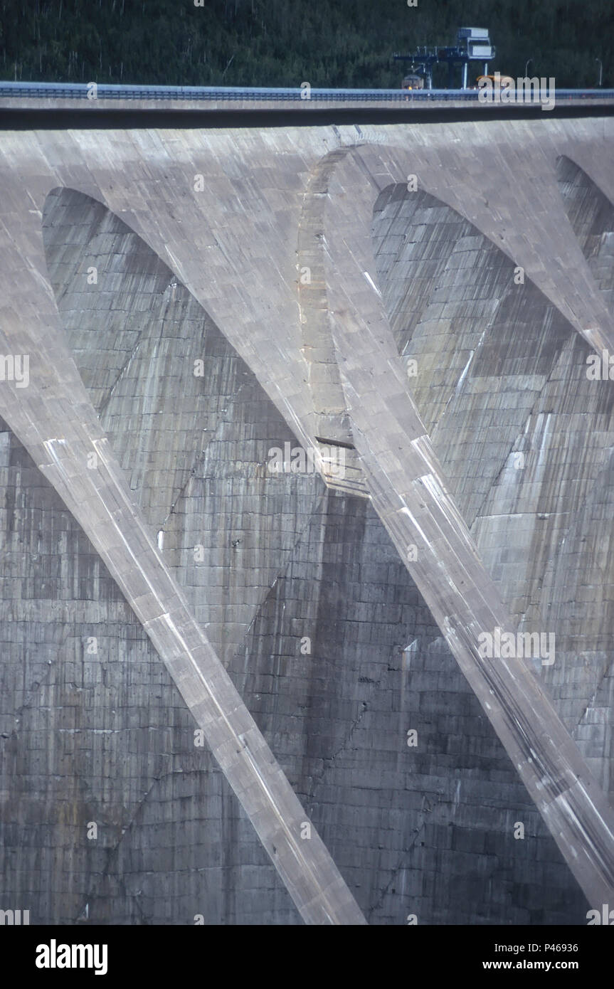 Die massive Daniel Johnson Dam, auch als manisch 5 bekannt, auf der ...