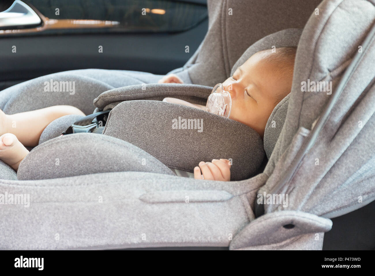 Little girl sleeping on car -Fotos und -Bildmaterial in hoher Auflösung ...