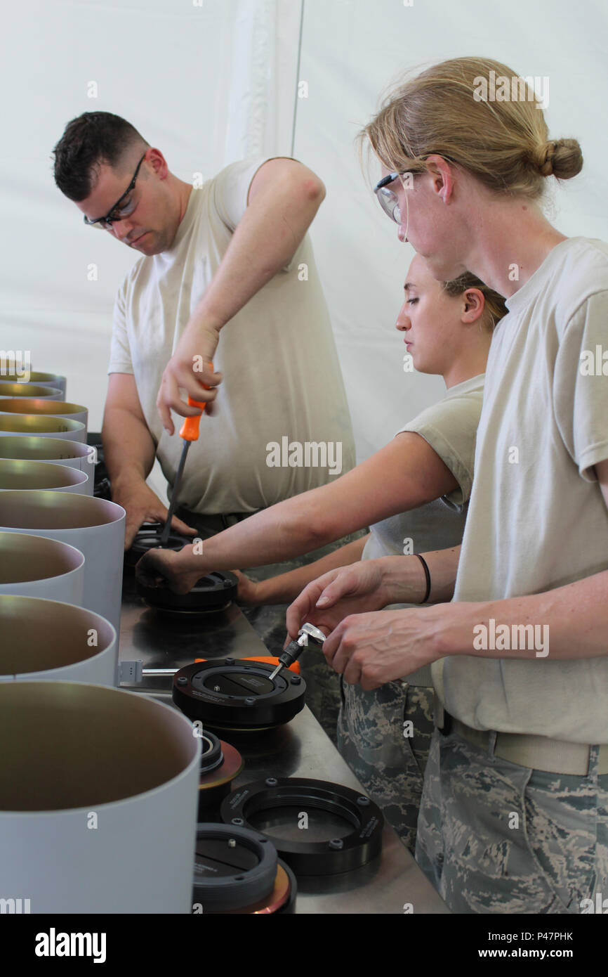 Us Air Force Staff Sgt. Eric Taft, Senior Airman Elizabeth Bessey und ...