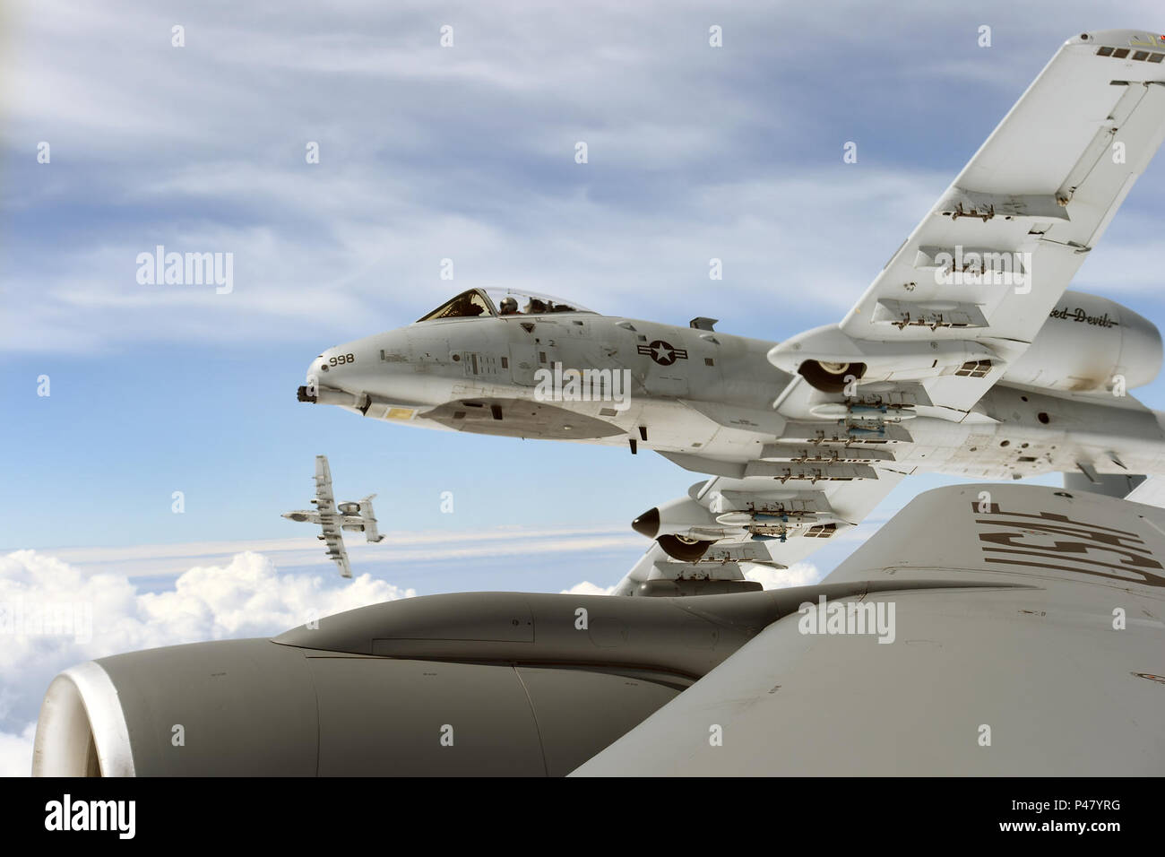 Zwei A-10 Thunderbolt II Flugzeuge der 107 Fighter Squadron von ...
