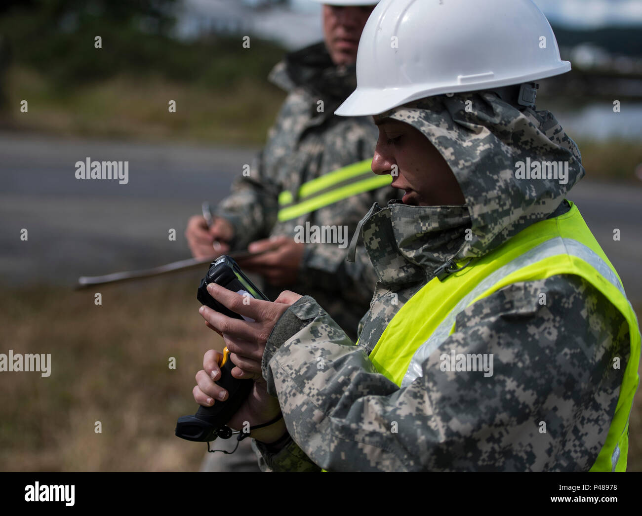Us-Armee SPC. Jamie Falcone in die 690Th schnelle Öffnung ein Element ...