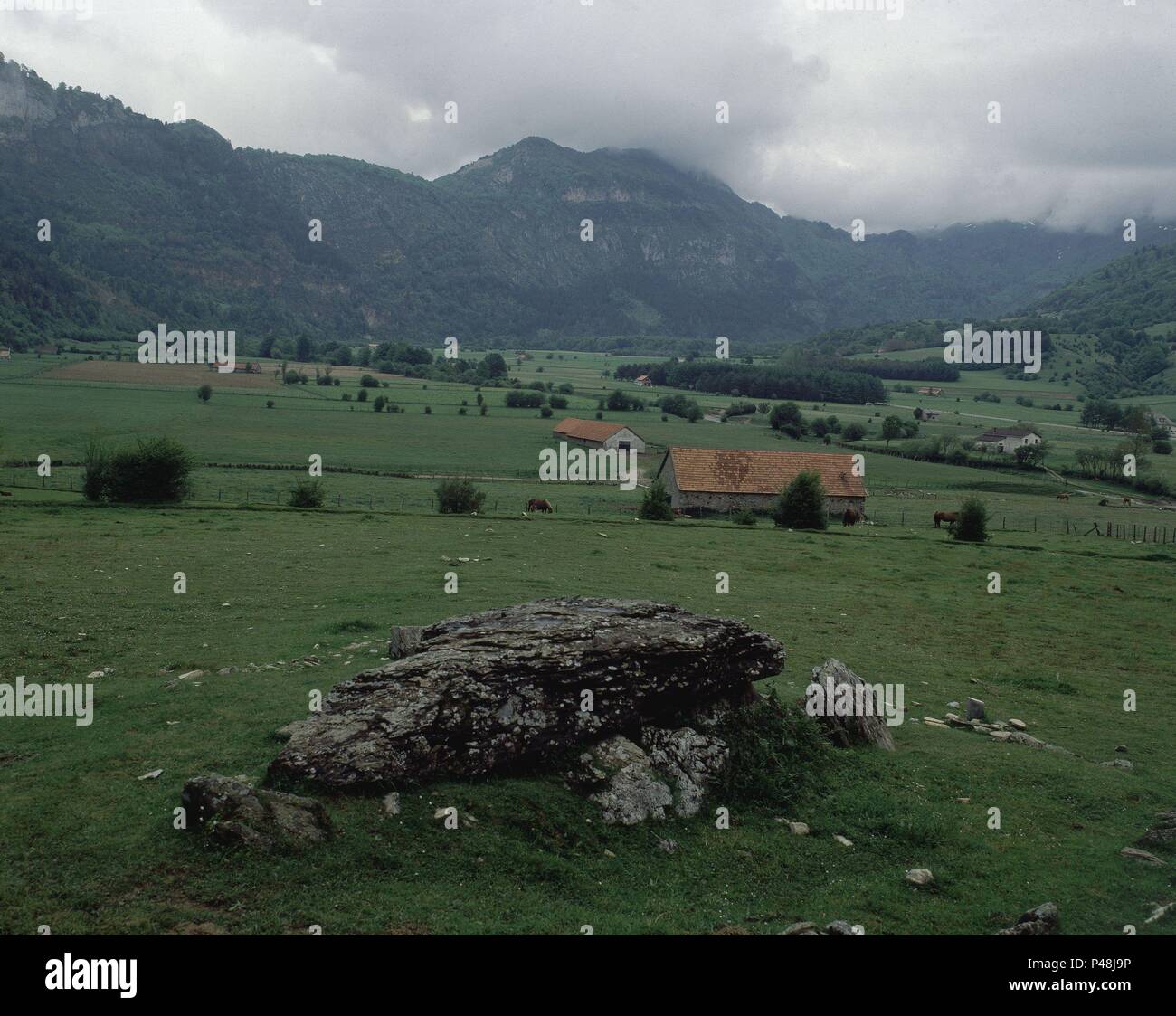 DOLMEN DE ARRAKO - MONUMENTO MEGALITICO Y VISTA DEL VALLE. Lage: aussen ...