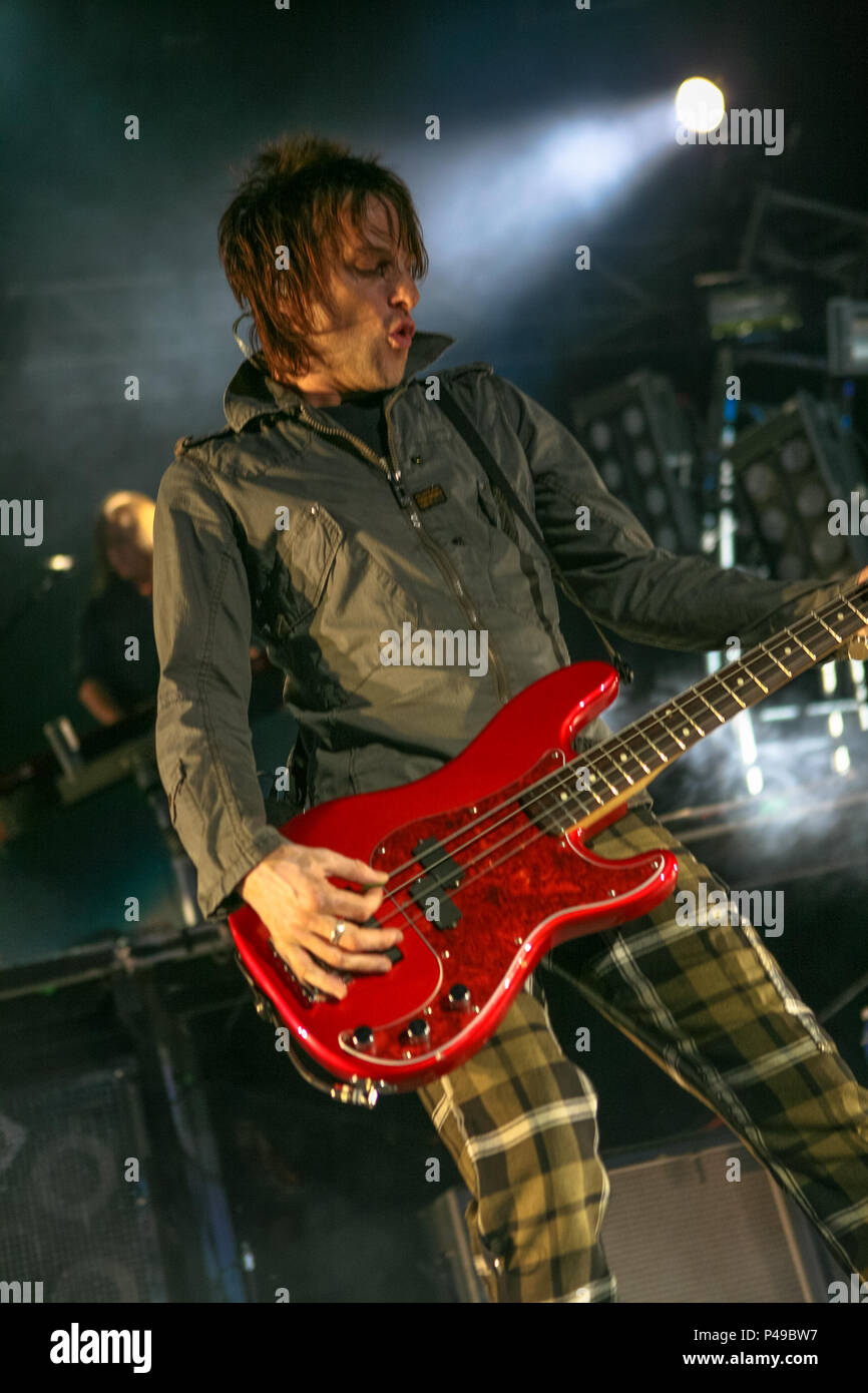 Mediapunch guns n roses -Fotos und -Bildmaterial in hoher Auflösung – Alamy