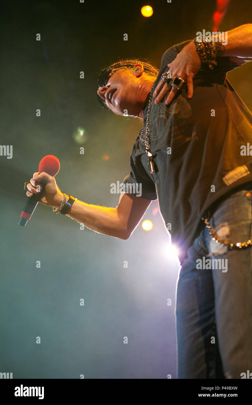 Mediapunch guns n roses -Fotos und -Bildmaterial in hoher Auflösung – Alamy