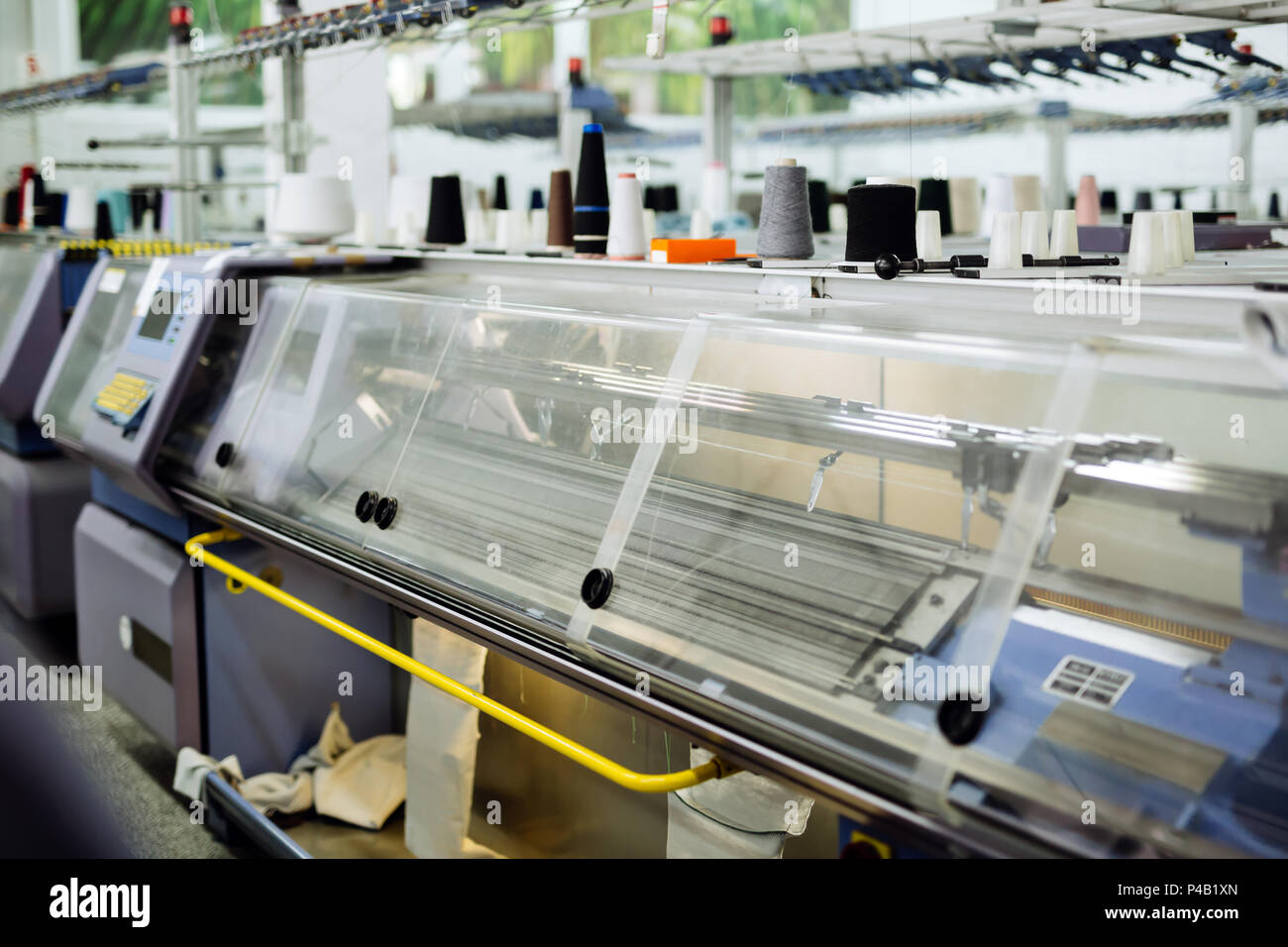 Machines weaving -Fotos und -Bildmaterial in hoher Auflösung – Alamy