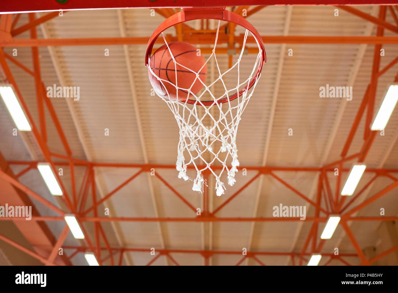 Ball im korb -Fotos und -Bildmaterial in hoher Auflösung – Alamy