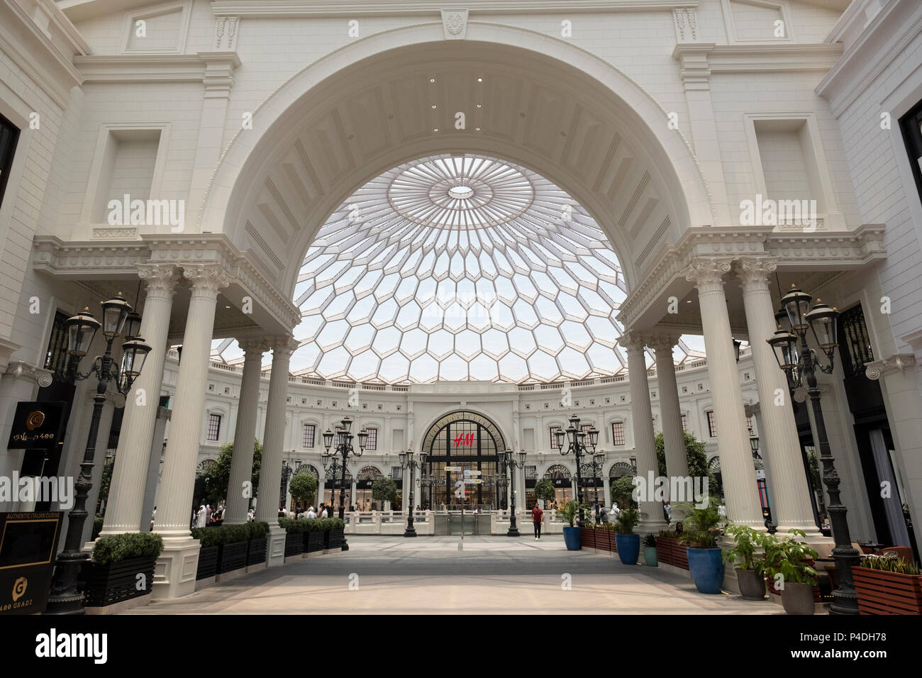 Innenraum der Avenues Shopping Mall in Kuwait City, Kuwait ...