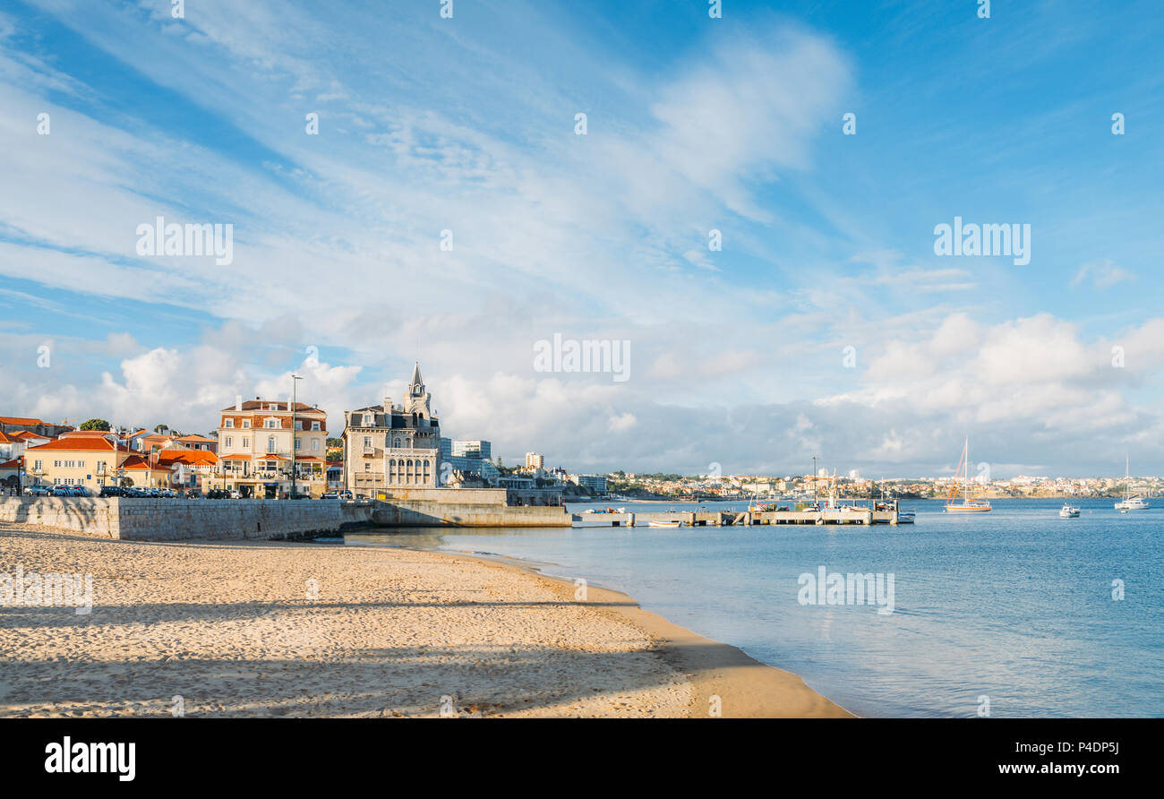 Panoramablick von Praia da Ribeira, Cascais, Portugal, eine intime ...
