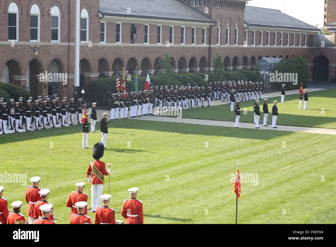 Marines mit Marine Barracks Washington D.C. eine Truppe Review ...