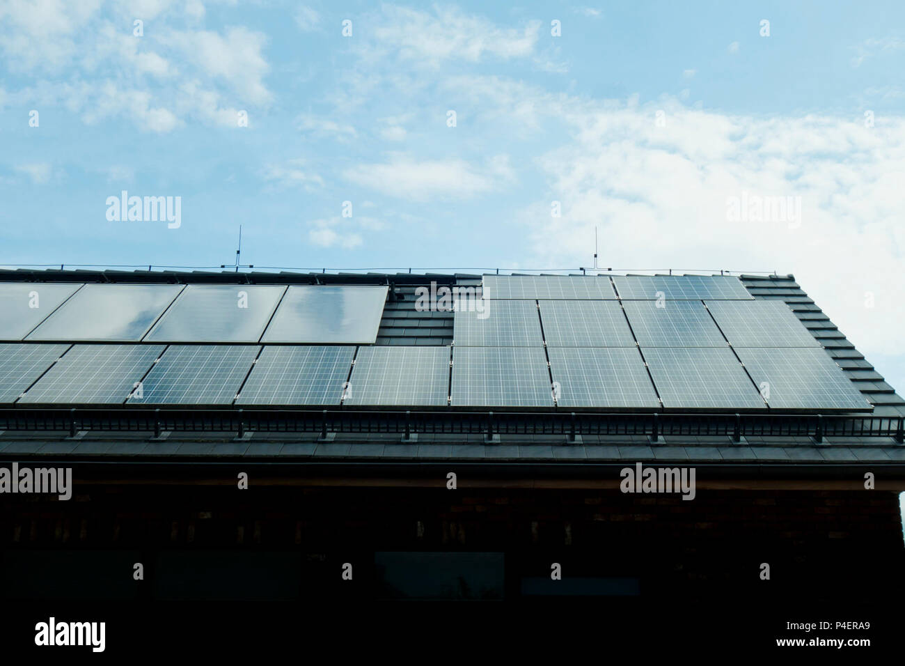 Solarmodule auf dem dach -Fotos und -Bildmaterial in hoher Auflösung ...