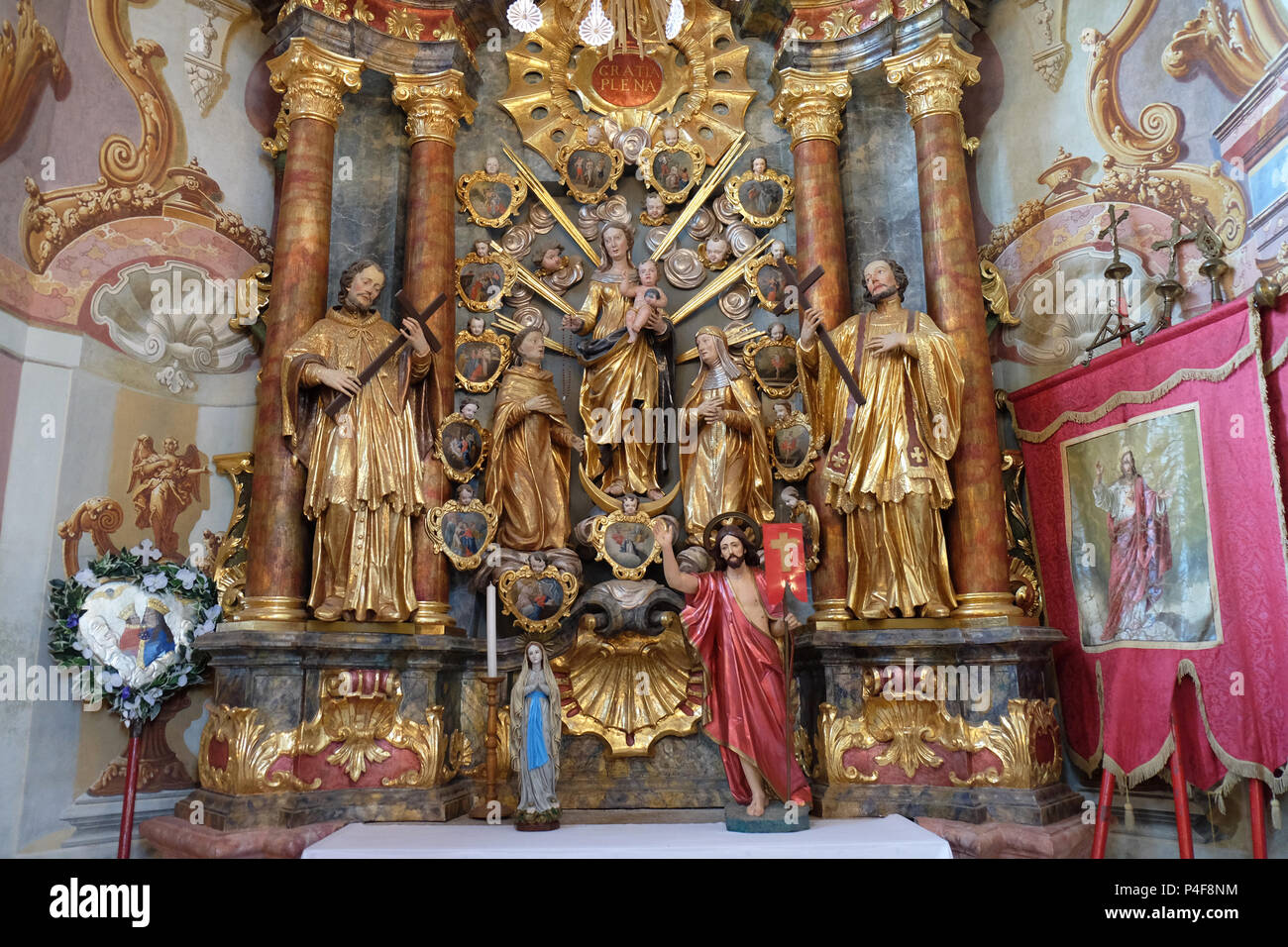 Der Altar des heiligen Rosenkranzes in der barocken Kirche Maria Schnee ...