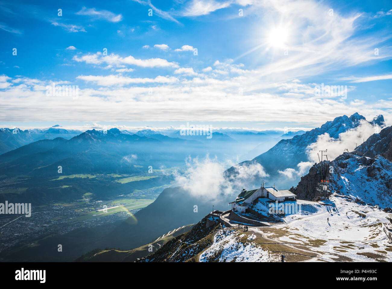 Bergstation Hafelekar und Seegrube Seilbahn in Innsbruck, Österreich ...