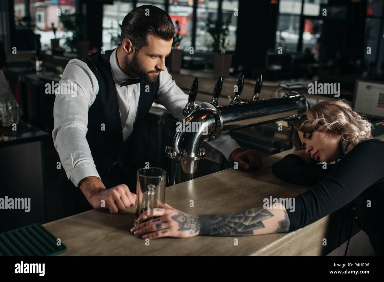 Girl drunk bar -Fotos und -Bildmaterial in hoher Auflösung – Alamy