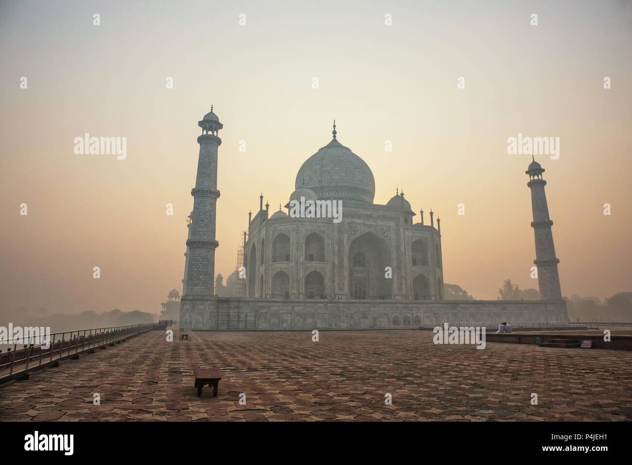 Agra, Indien. Weißer Marmor Taj Mahal Komplex mit Minaretten und Wänden ...
