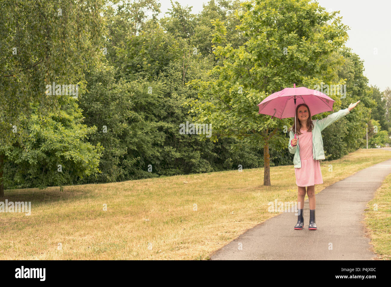 Niña caminando en agua sucia -Fotos und -Bildmaterial in hoher ...