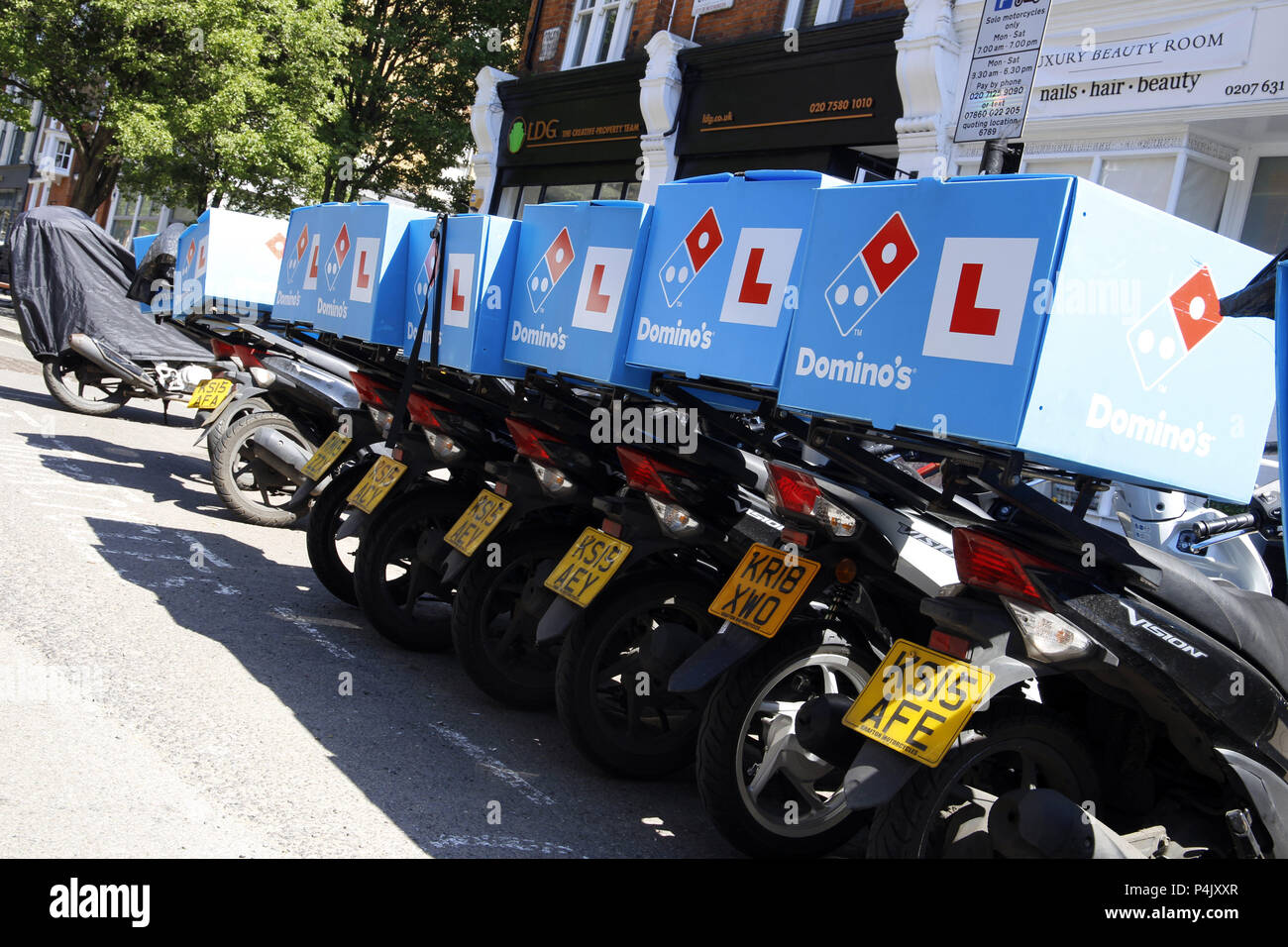 Pizza bike delivery -Fotos und -Bildmaterial in hoher Auflösung - Seite ...