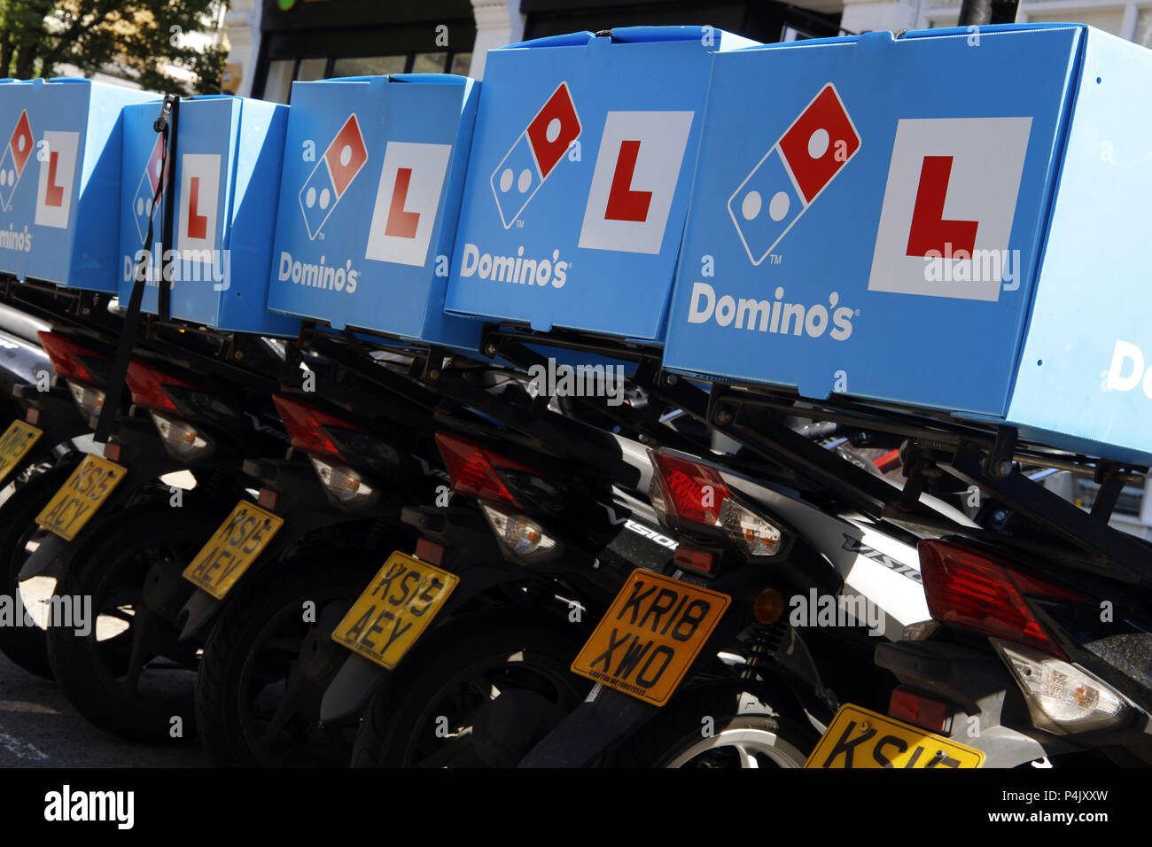 Dominos Pizza Delivery Roller in einer Linie Stockfotografie - Alamy